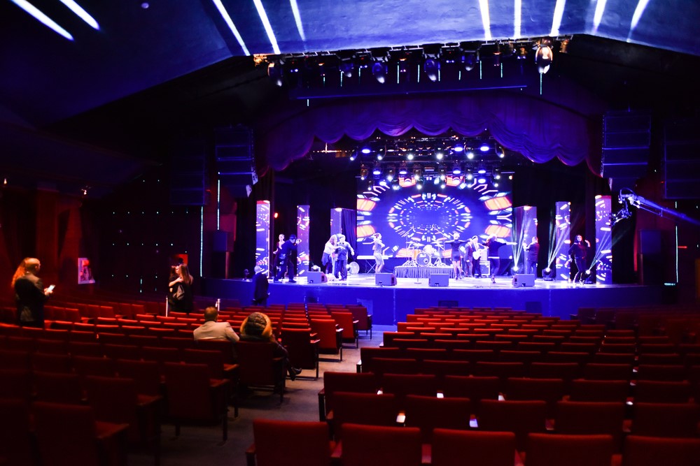 Stage Design Theater: Transforming a Blank Stage into Magic